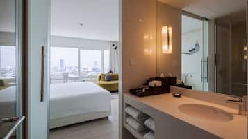 1 quarto, frigobar, cofres nos quartos, escrivaninha
