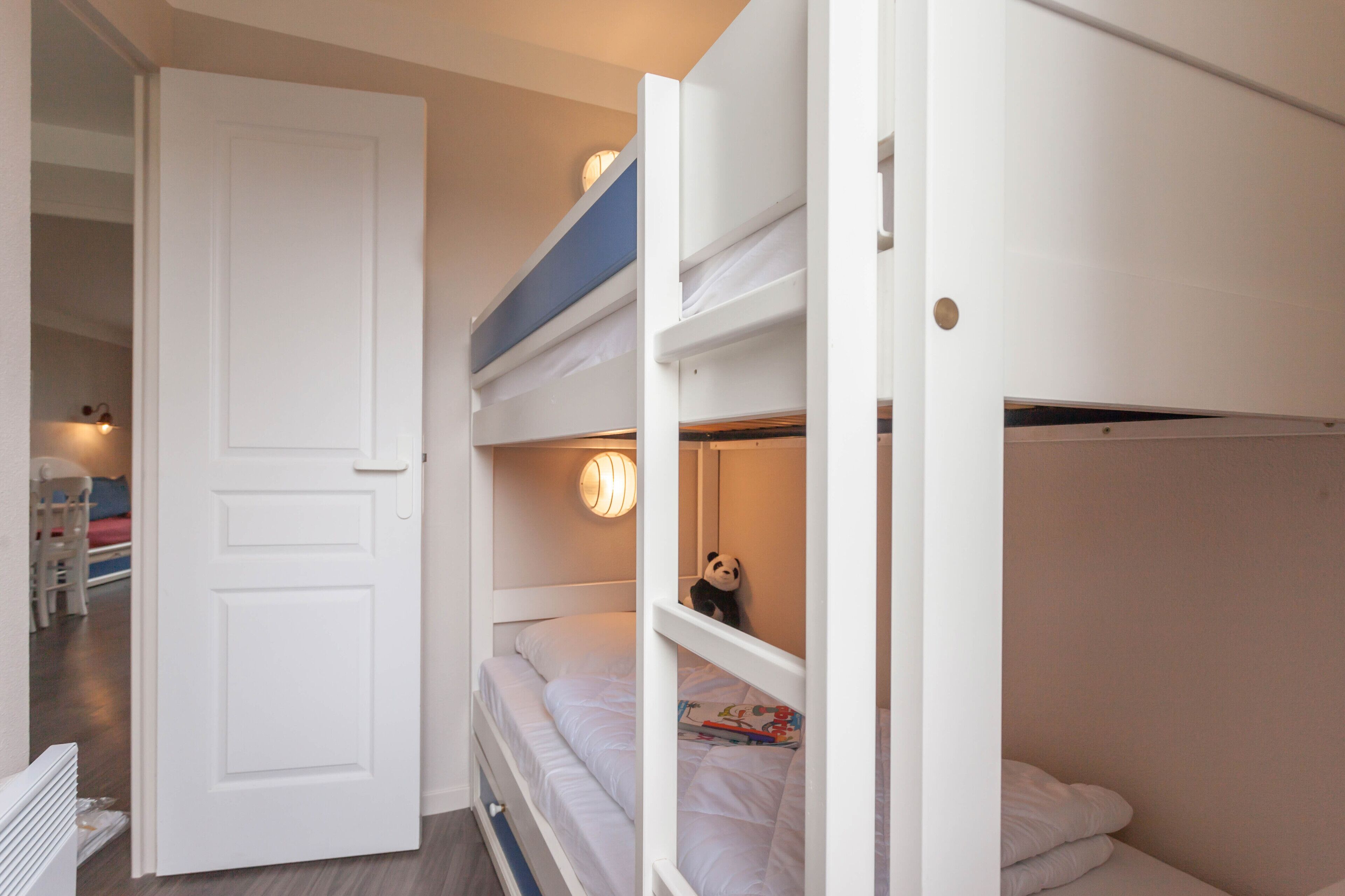 Apartamento, 1 quarto, varanda | Sala de estar | Televisor, ténis de mesa, livros 