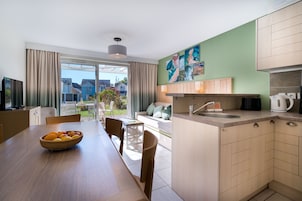 Casa, 2 quartos, terraço | Cozinha privada | Geladeira, micro-ondas, cooktop, lava-louças