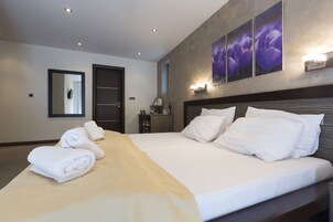 Quarto Familiar | Minibar, secretária, cortinas/cortinados opacos, quartos insonorizados 