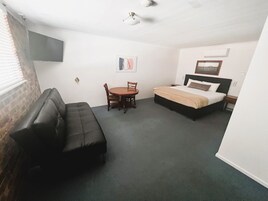 Quarto Deluxe, 1 cama king-size | Minibar, ferro/tábua de engomar, Wi-fi grátis, roupa de cama fornecida