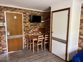 Suite Familiar | Minibar, ferro/tábua de engomar, Wi-fi grátis, roupa de cama fornecida