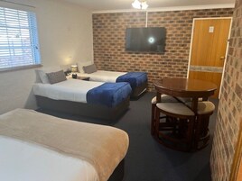 Quarto Familiar | Minibar, ferro/tábua de engomar, Wi-fi grátis, roupa de cama fornecida