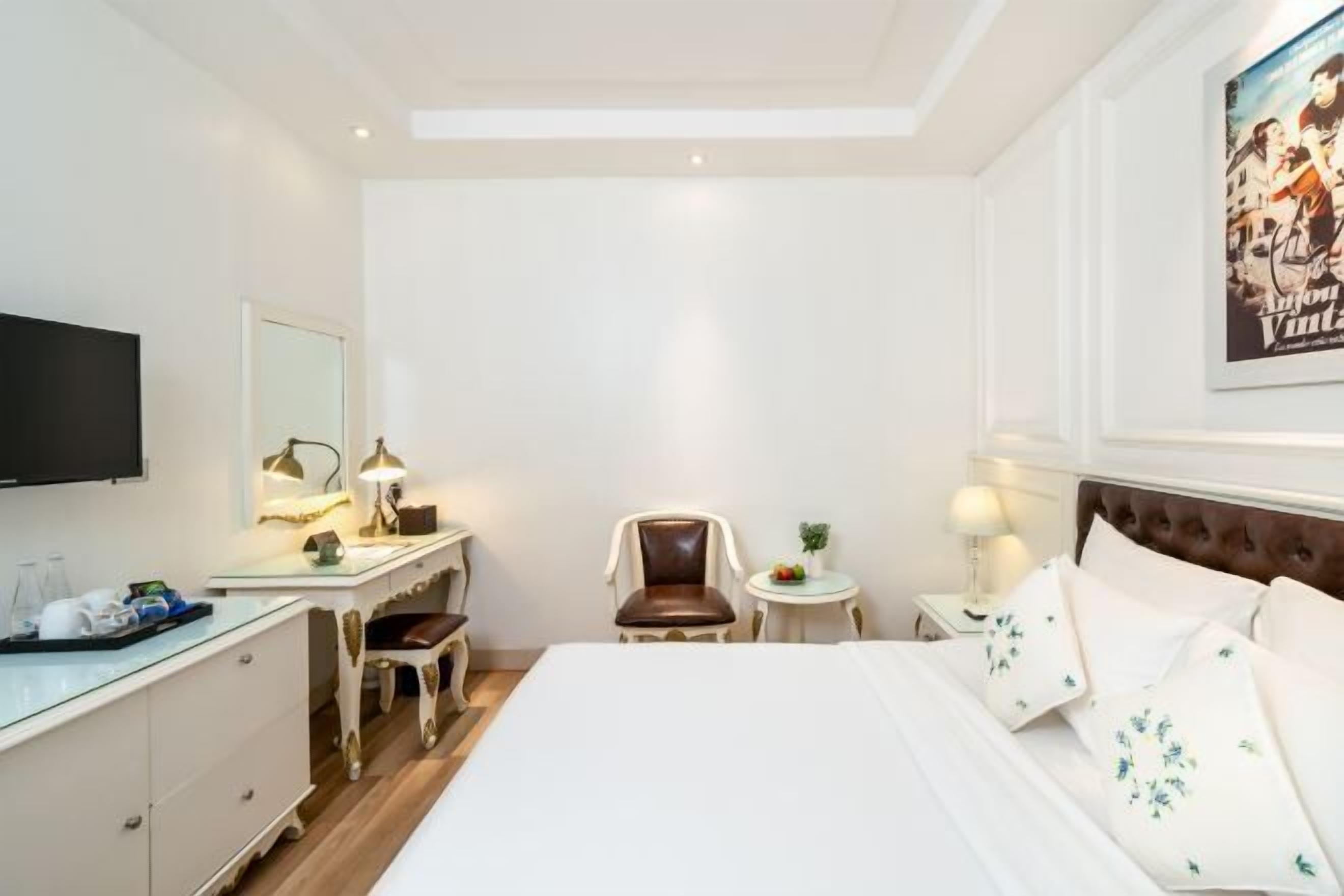 Minibar, cofre no quarto, secretária, ferro/tábua de engomar 