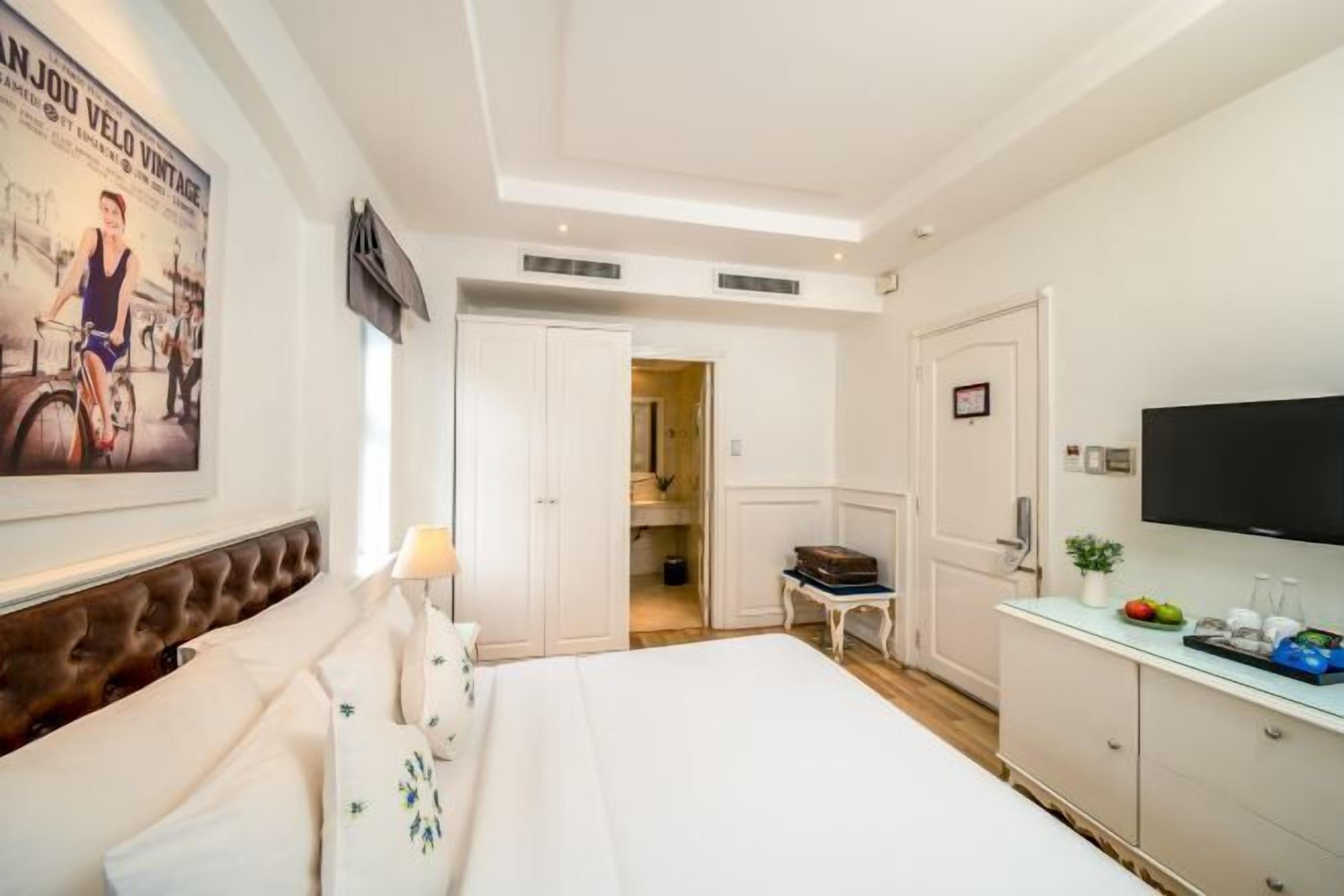 Minibar, cofre no quarto, secretária, ferro/tábua de engomar 