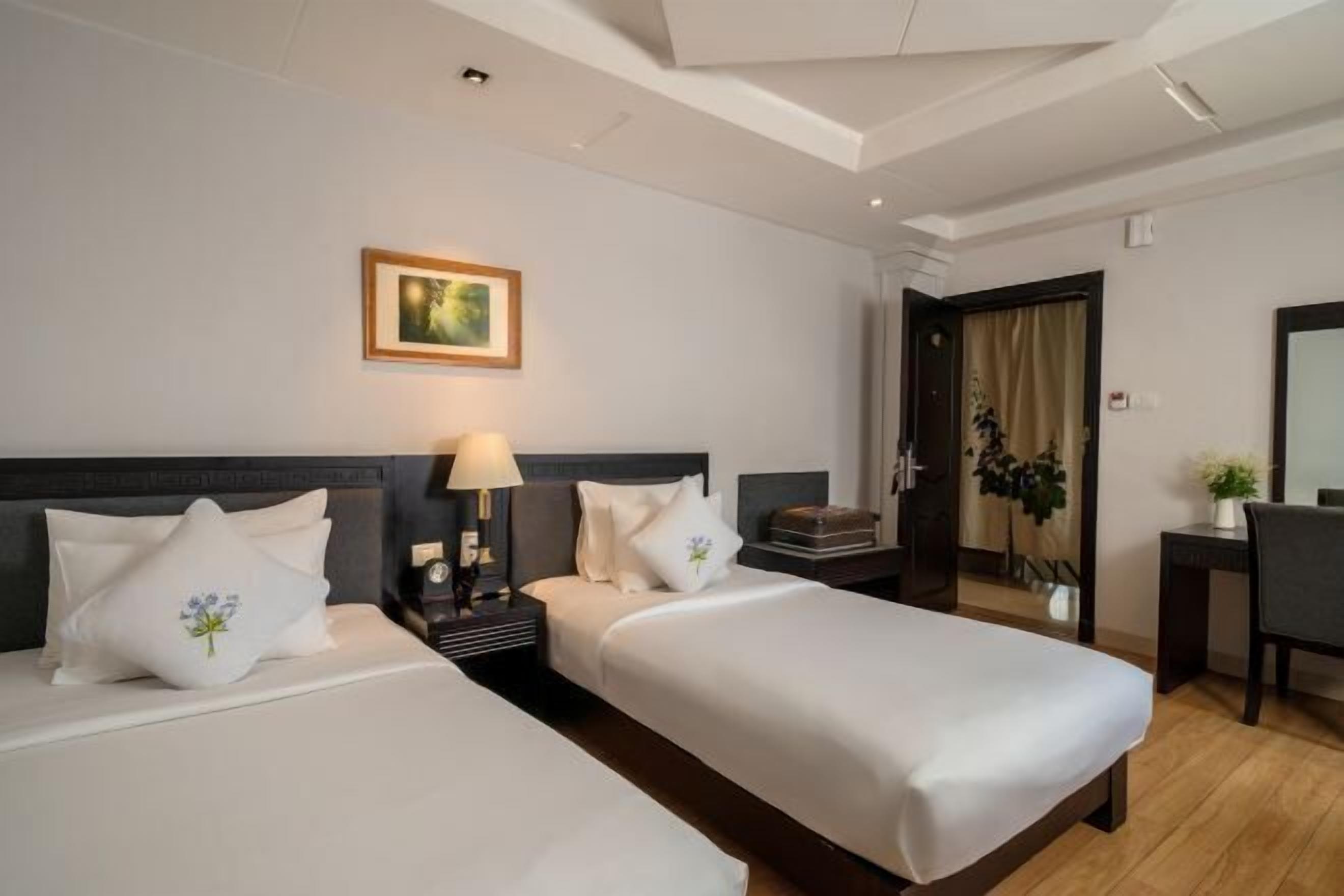 Minibar, cofre no quarto, secretária, ferro/tábua de engomar 