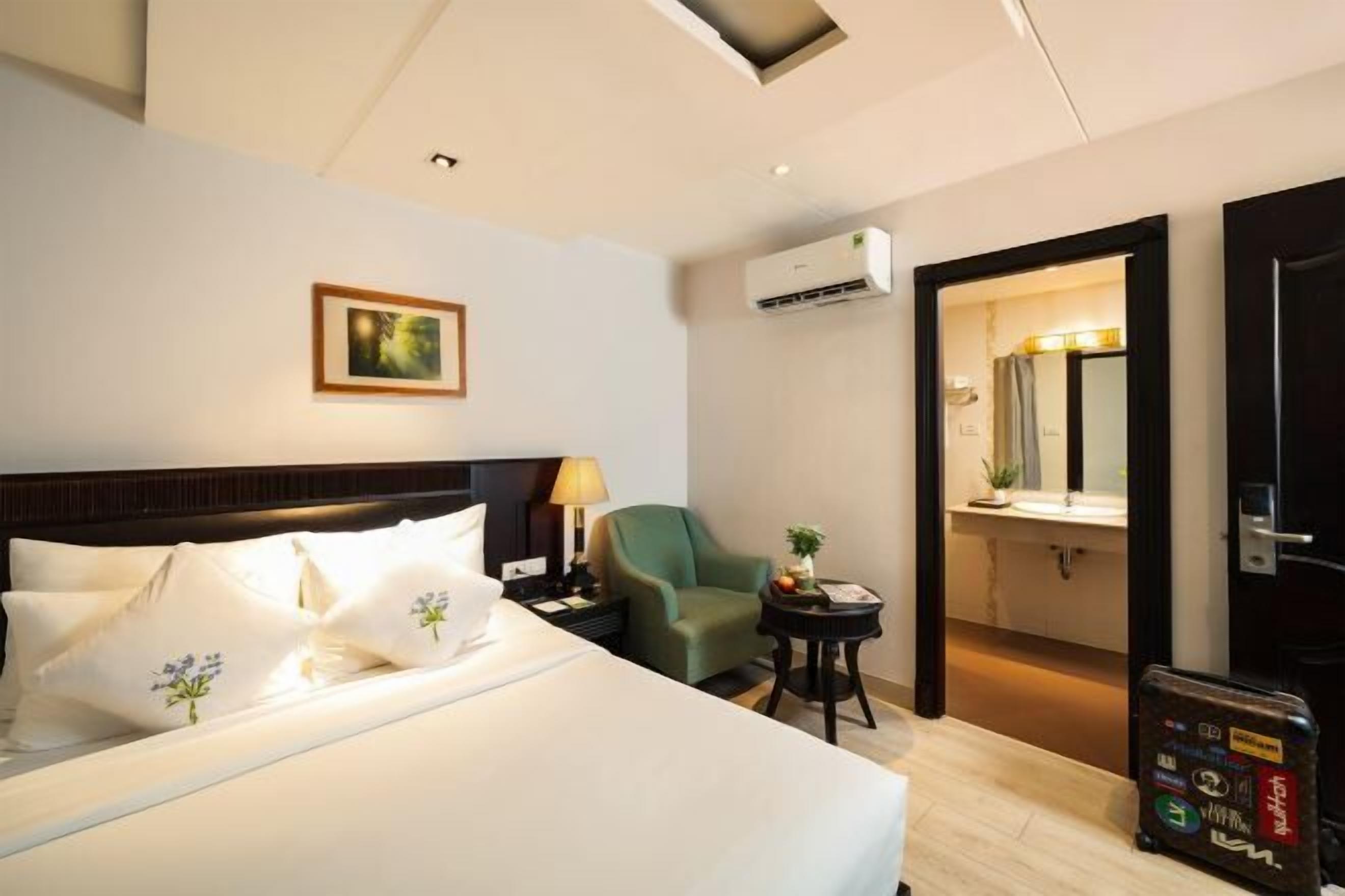 Minibar, cofre no quarto, secretária, ferro/tábua de engomar 