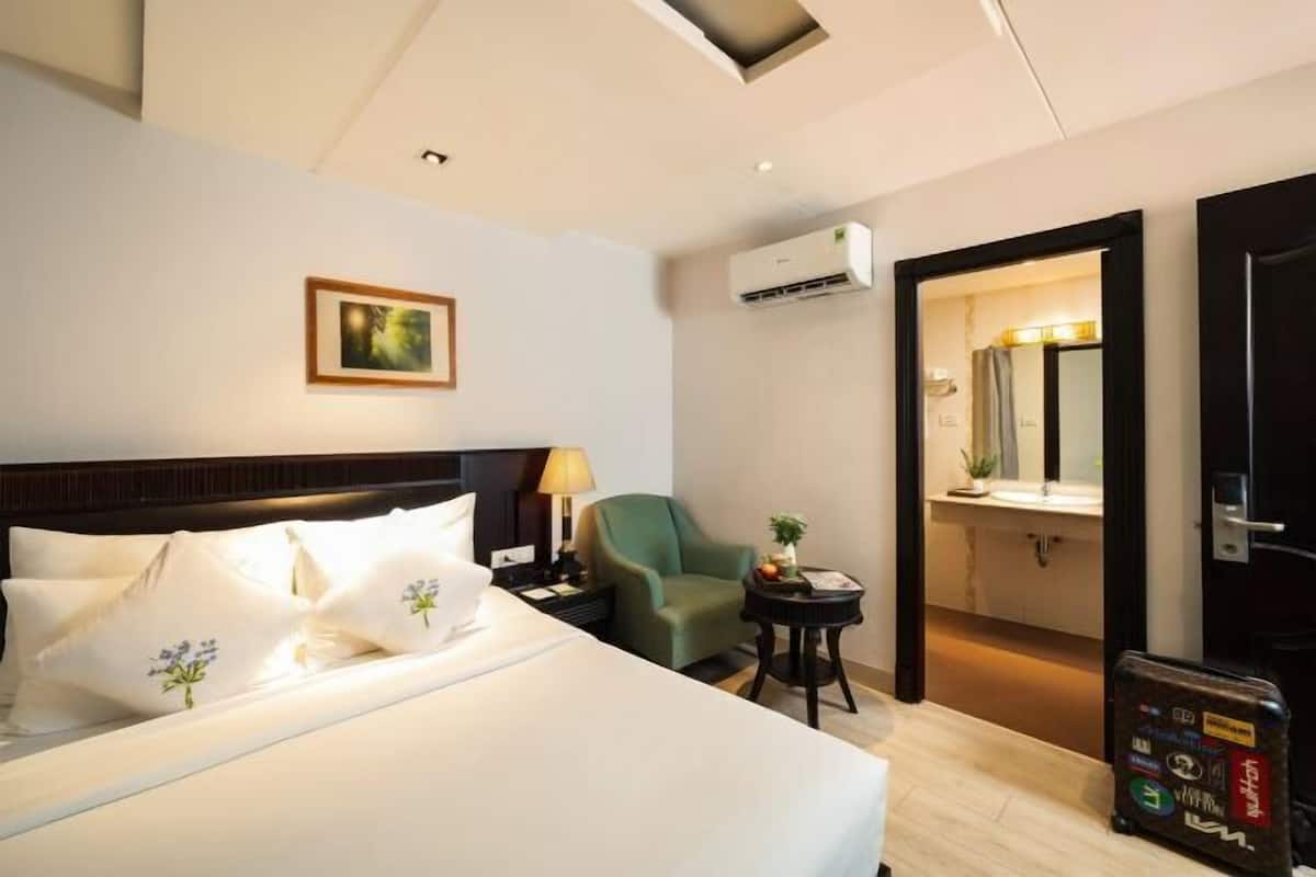 Minibar, cofre no quarto, secretária, ferro/tábua de engomar