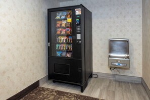 Máquina de vendas automática com petiscos e máquina a moedas.