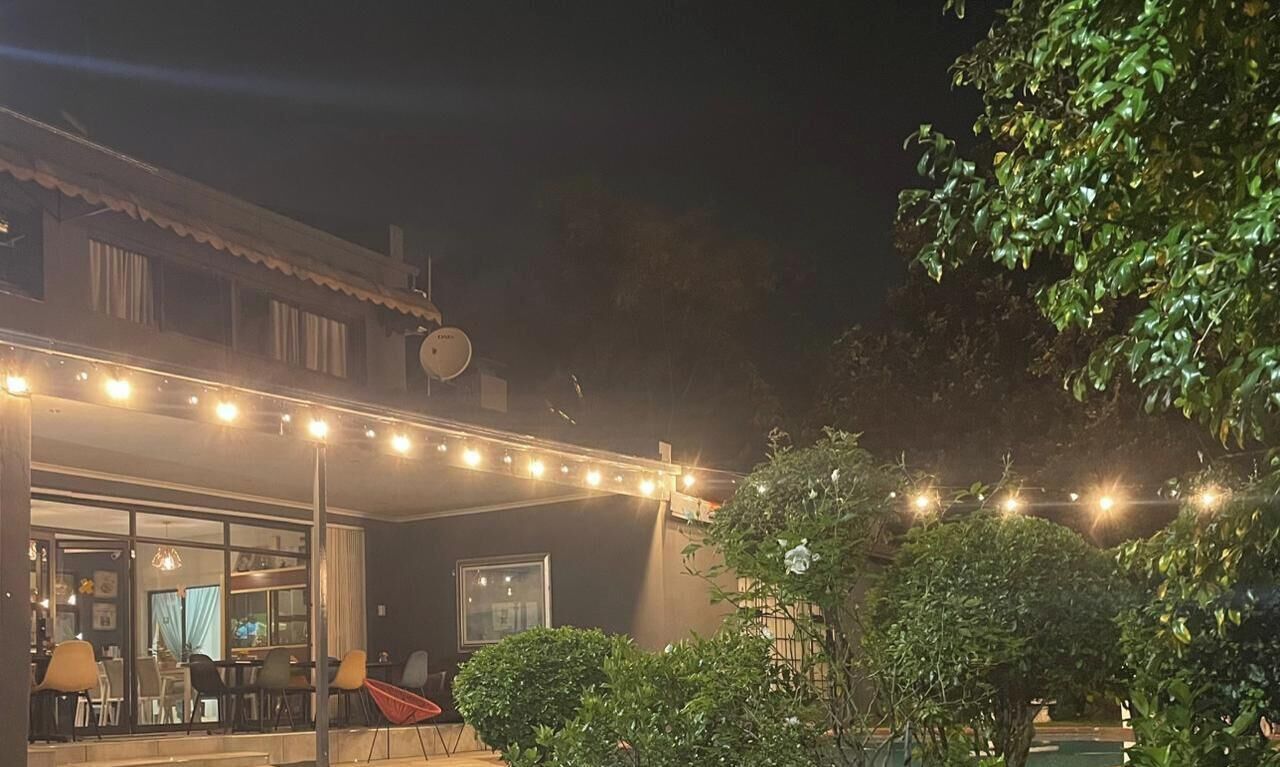 Fachada do alojamento (tarde/noite)