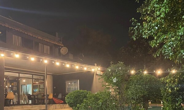 Fachada da propriedade à noite