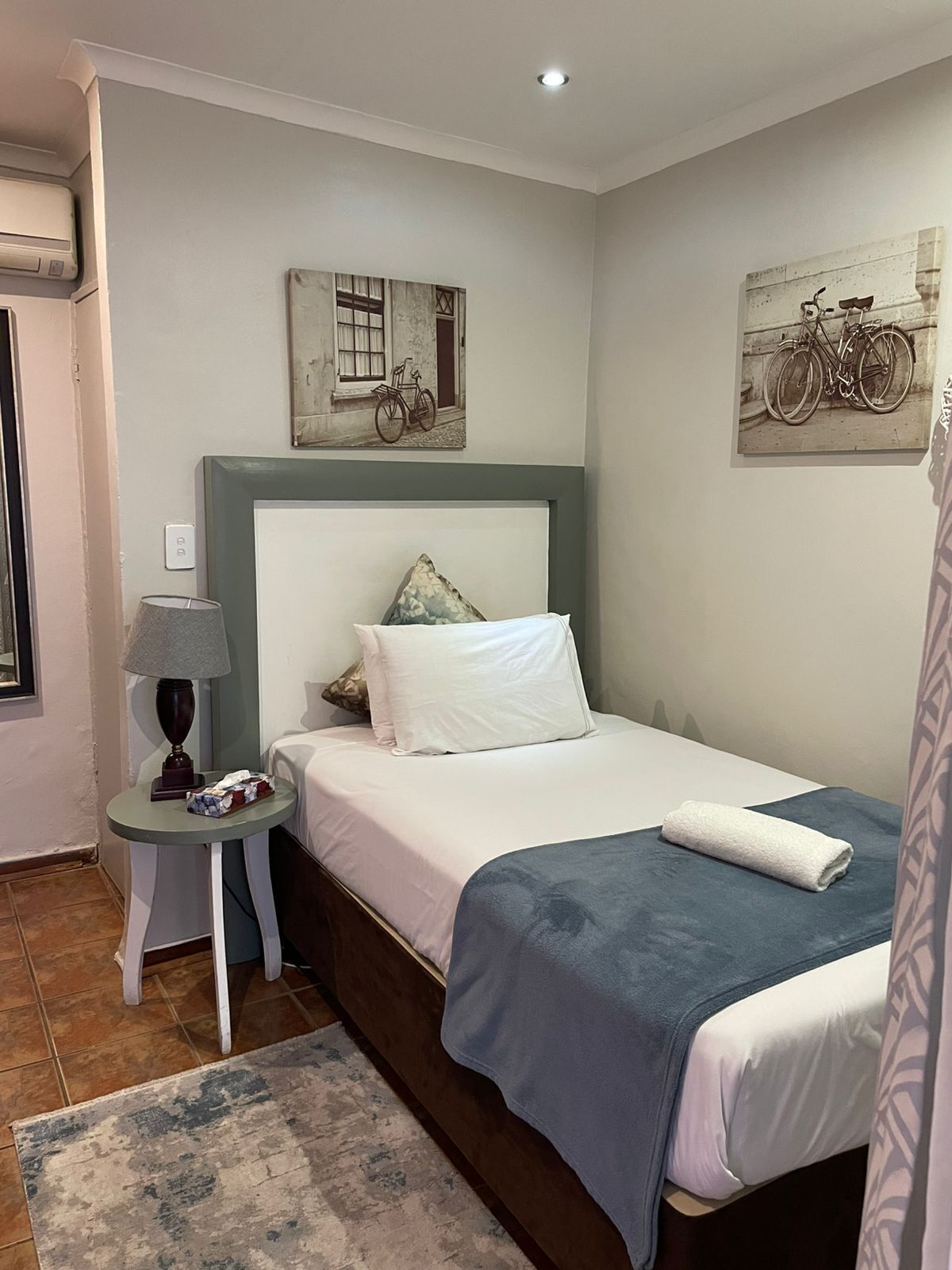 Quarto solteiro básico, 1 cama de solteiro | 10 quartos, roupas de cama premium