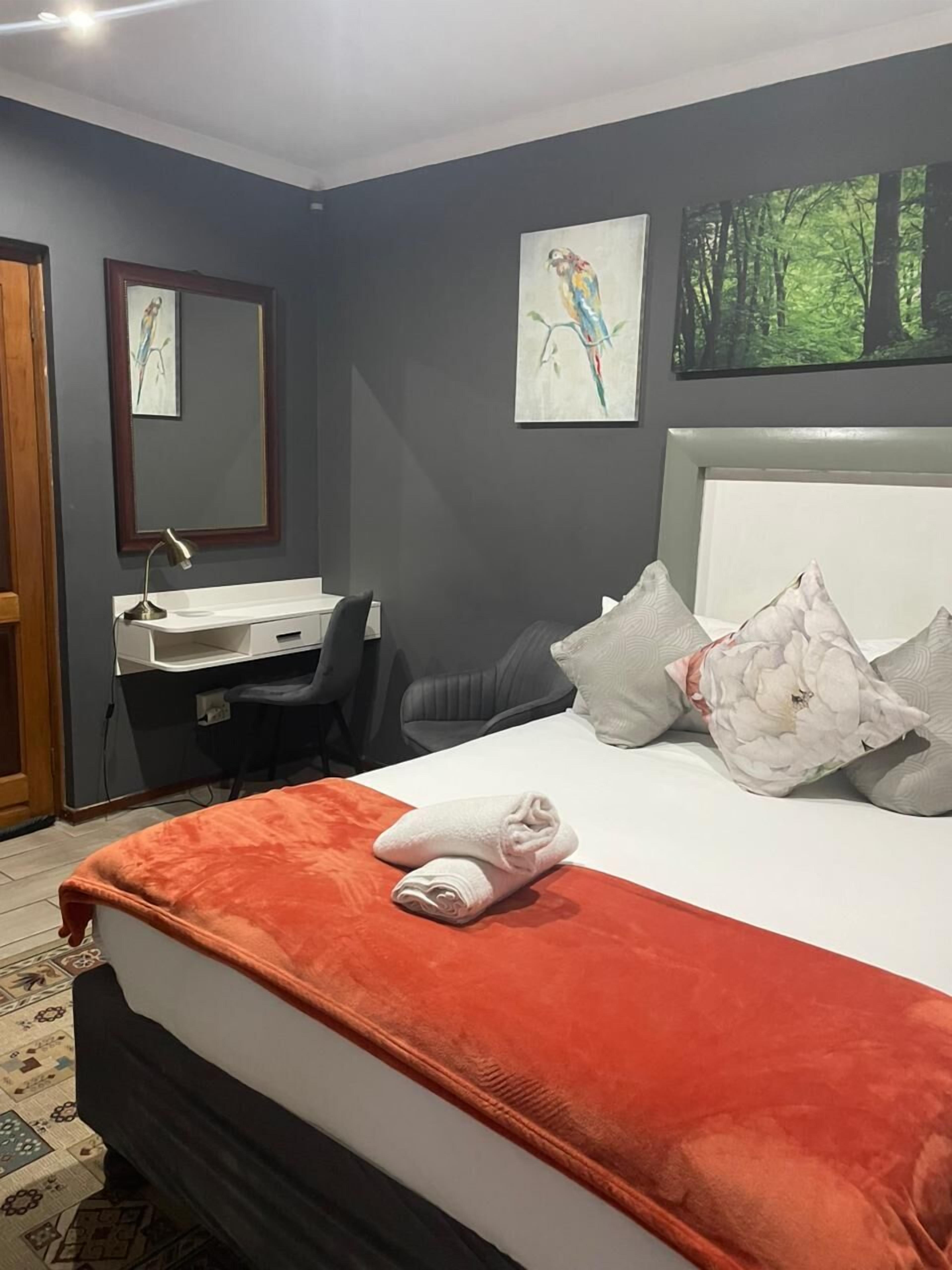 Quarto solteiro básico, 1 cama de solteiro grande | 10 quartos, roupas de cama premium