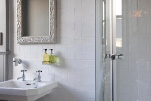 Um secador de cabelo, roupões, toalhas fornecidas 