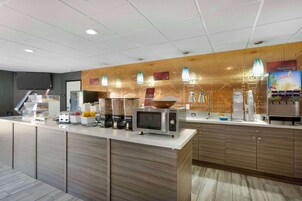 Café da manhã com buffet grátis todos os dias