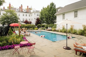 Piscina exterior, espreguiçadeiras