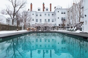 Piscina externa, espreguiçadeiras