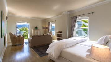 Suite Deluxe, 1 quarto, varanda | Cofre no quarto, com decoração personalizada
