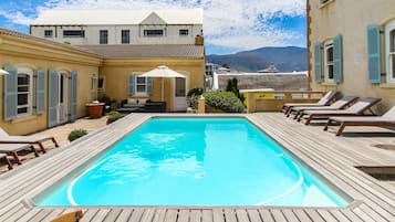 Piscina externa, guarda-sóis, espreguiçadeiras