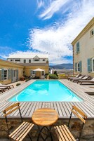 Piscina exterior, guarda-sóis, espreguiçadeiras