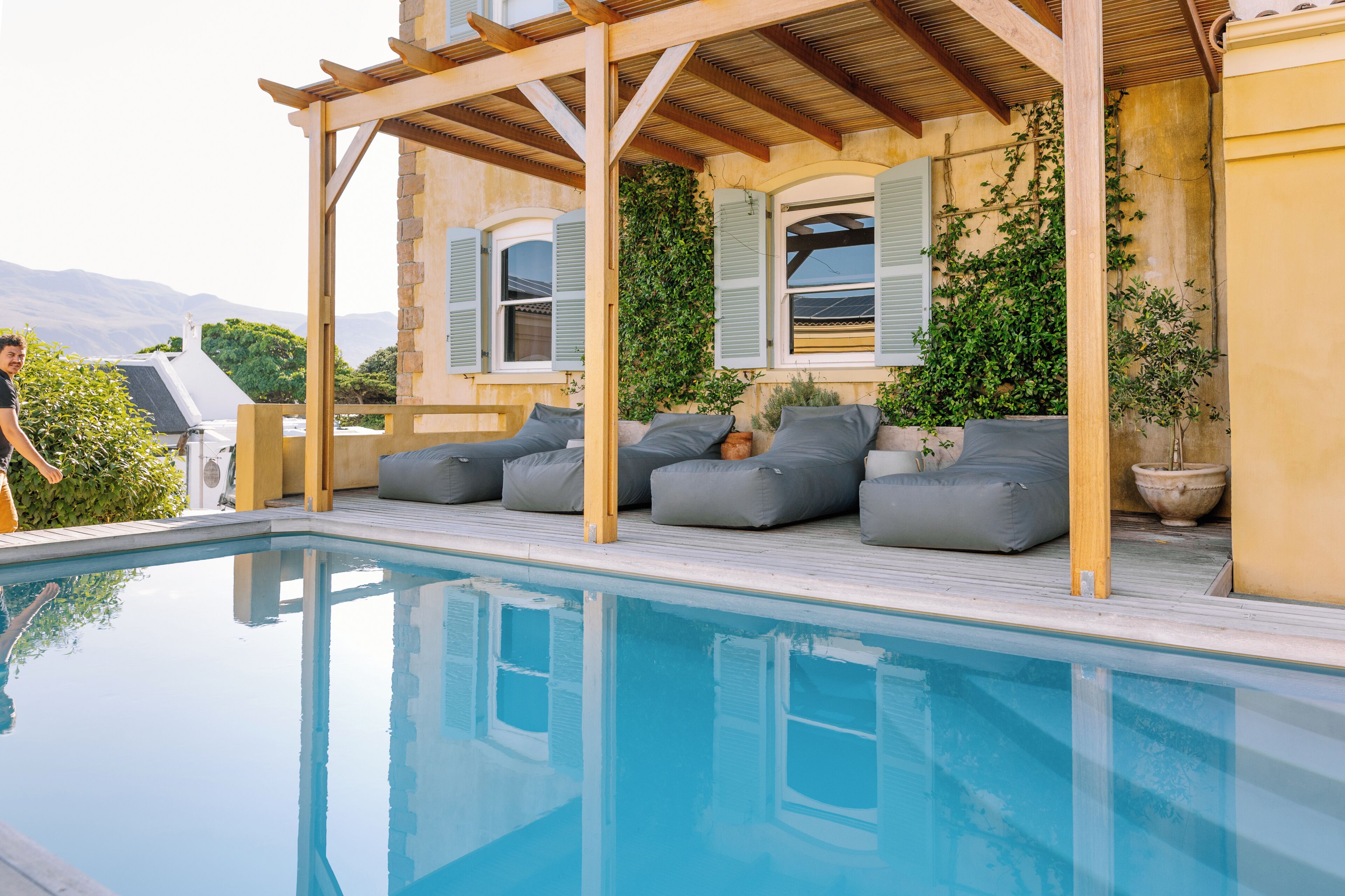 Piscina exterior, guarda-sóis, espreguiçadeiras 