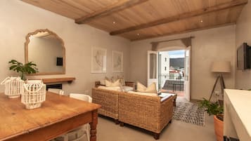 Penthouse de Luxo, 2 quartos, lareira | Sala | Televisor