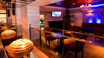 2 bares/lounges