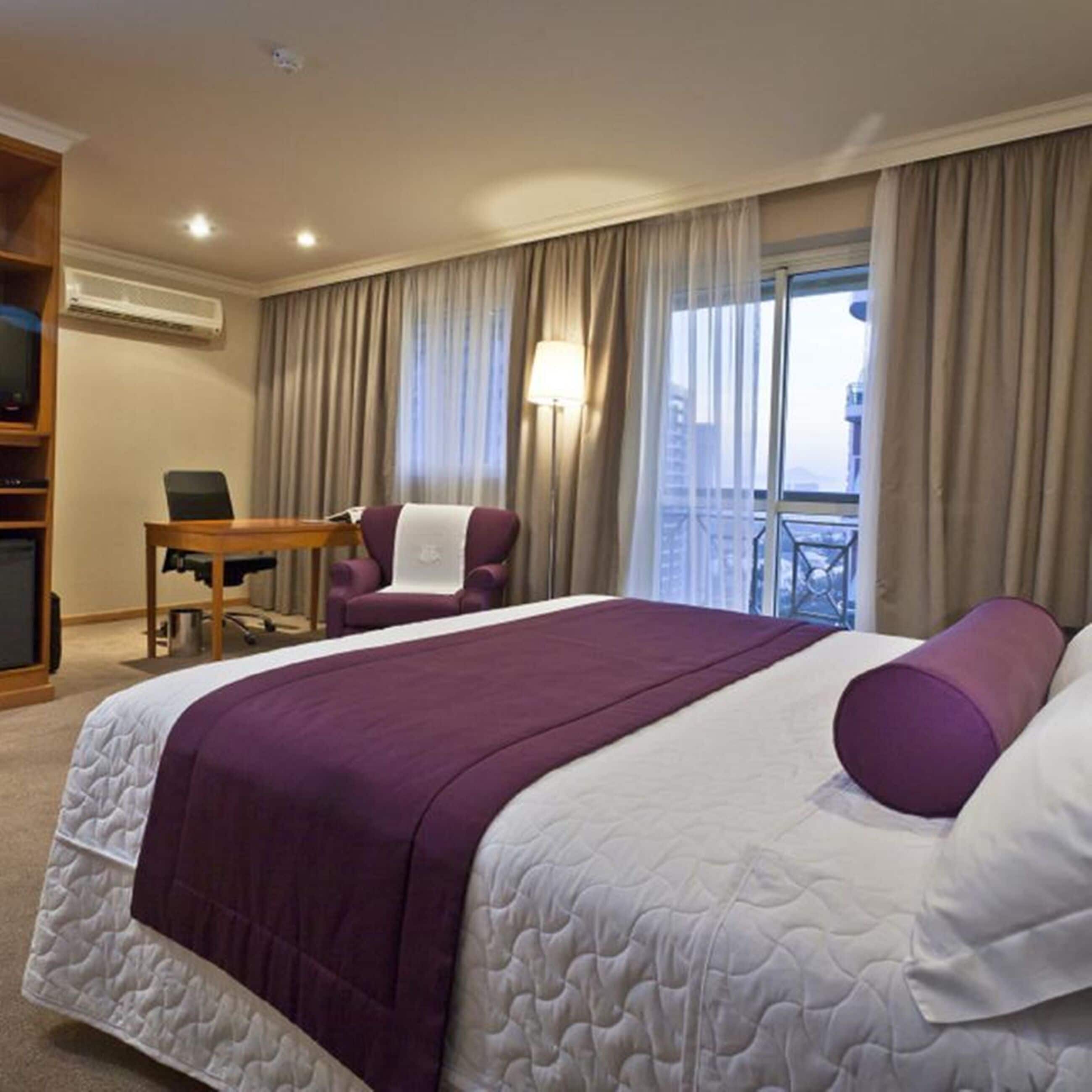 Minibar, cofre no quarto, secretária 