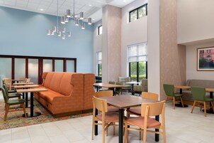 Café da manhã com buffet grátis todos os dias