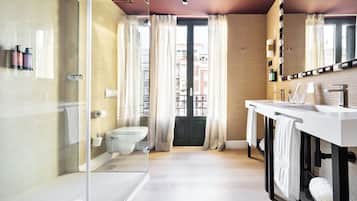 Quarto Premium | Casa de banho | Um polibã, um chuveiro fixo, artigos de higiene pessoal grátis