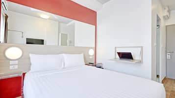 Quarto Duplo Standard | Roupa hipoalergénica, cofre no quarto