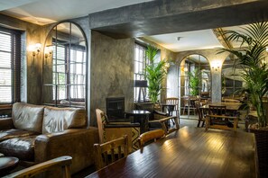 Serve almoço e jantar 