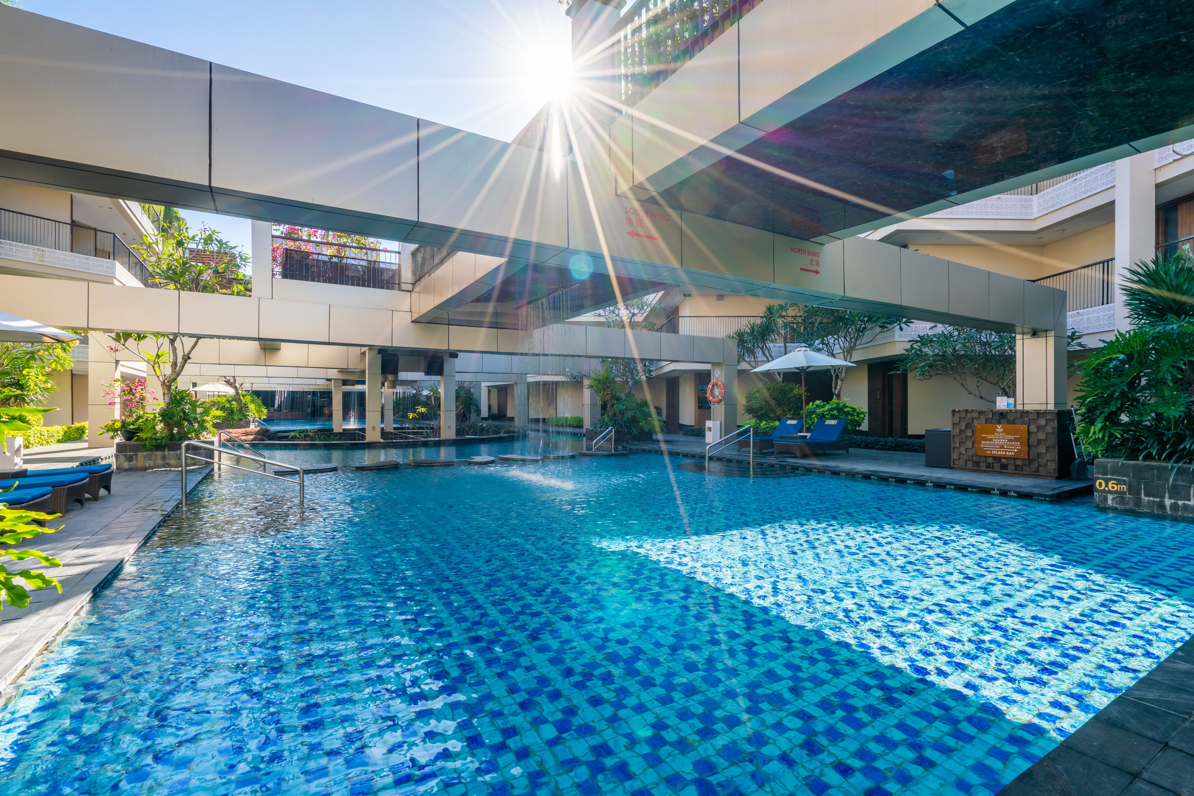 Piscina externa, espreguiçadeiras