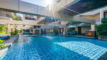 Piscina exterior, espreguiçadeiras