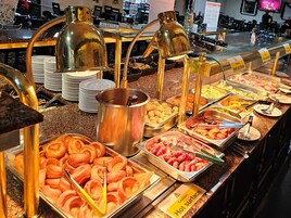 2 restaurantes: servem almoços e jantares