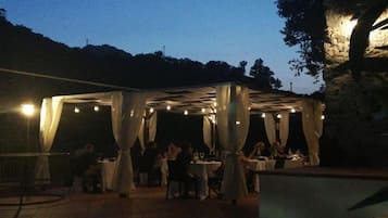 Serviço de café da manhã, culinária italiana, restaurante ao ar livre