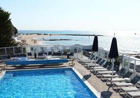 Piscina interna, piscina externa sazonal, espreguiçadeiras