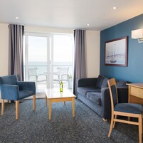 Quarto Duplo Deluxe, varanda, vista para o mar | Secretária, Wi-fi grátis, roupa de cama fornecida 