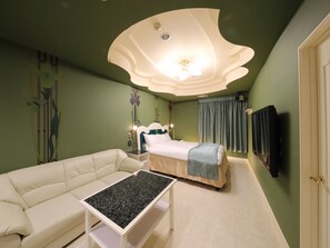 Edredões de penas, minibar, com decoração personalizada 