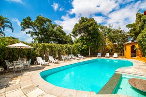 Piscina externa, espreguiçadeiras