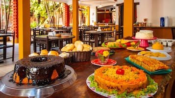 Café da manhã com buffet grátis todos os dias