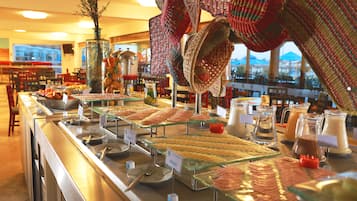 Café da manhã com buffet grátis todos os dias