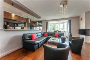 Apartamento (for 8 Adults - at 2/4/6 Lucka Street) | Edredões de penas, quartos insonorizados, ferro/tábua de engomar