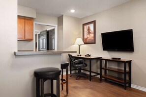 Suite, 1 quarto, não fumadores | Sala de estar | TV de ecrã plano 