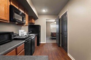 Suite, 1 quarto, acessível, não fumadores (Mobility, Roll-in Shower) | Cozinha privada | Um frigorífico/congelador grande, um micro-ondas, uma placa de cozinha 