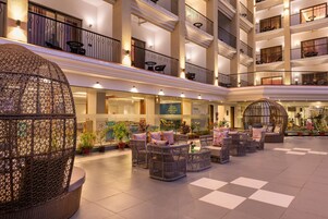 Serviço de café da manhã, almoço, jantar; vistas para a piscina