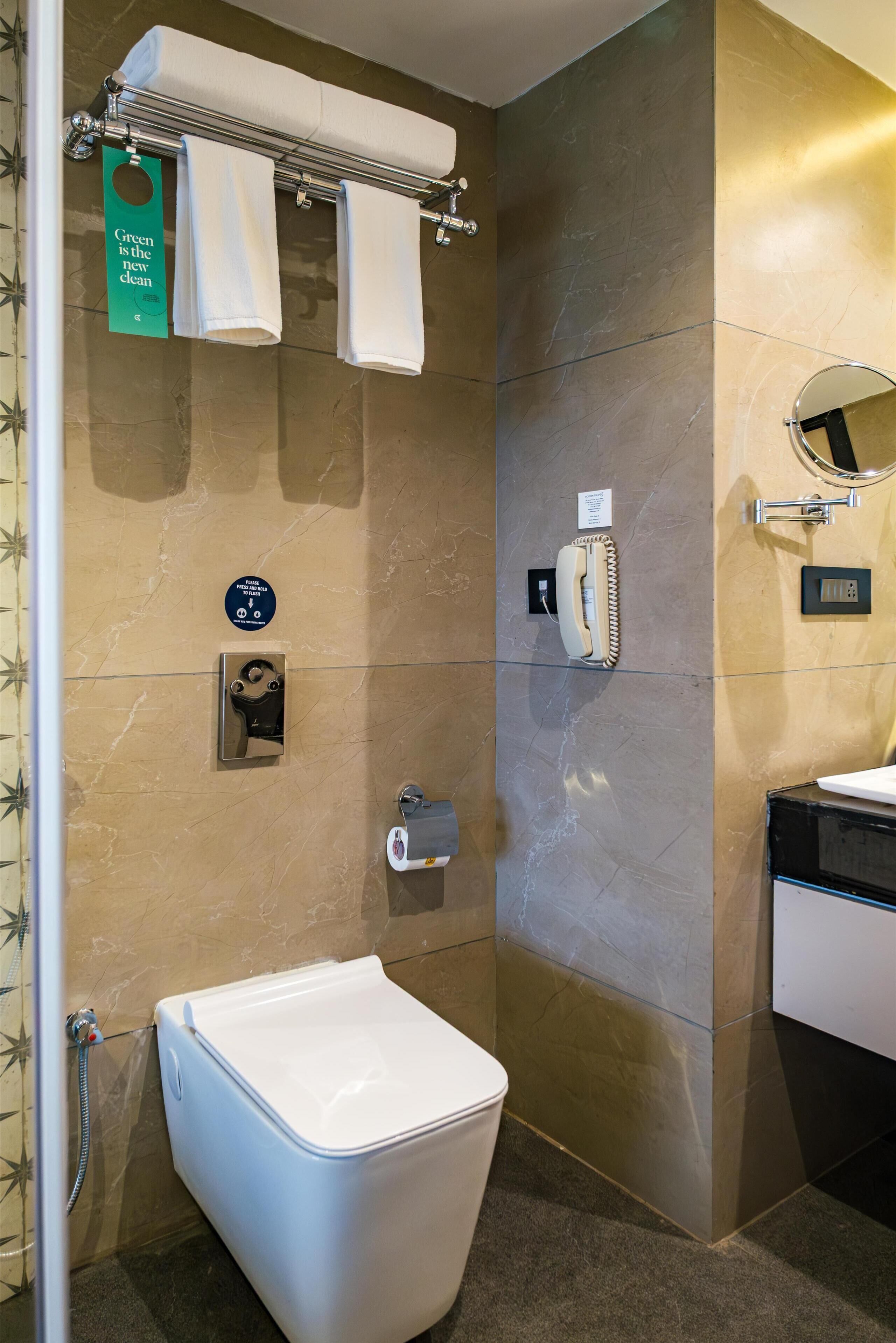 Quarto Deluxe, 1 cama king-size, varanda | Edredões de penas, camas de colchão pillowtop, minibar 