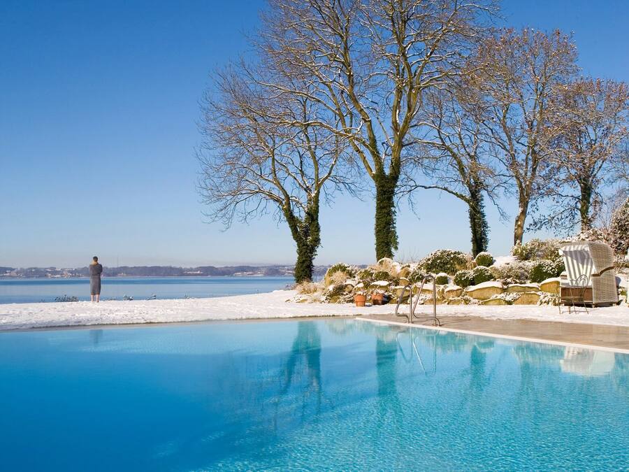 Piscina interna, piscina externa, guarda-sóis, espreguiçadeiras