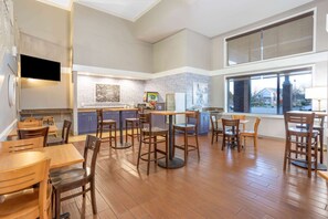 Café da manhã completo grátis todos os dias