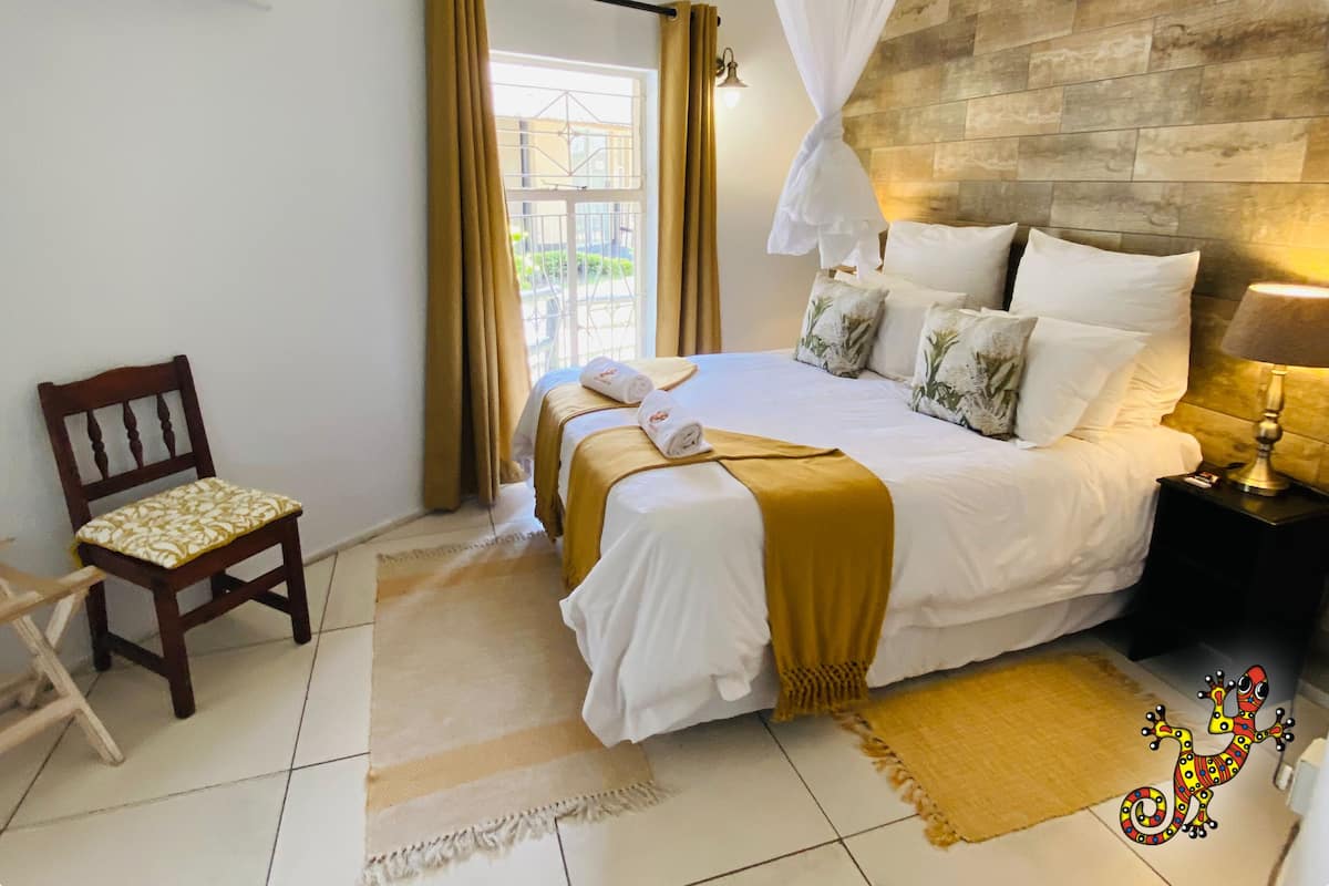 Quarto Standard, 1 cama queen-size, casa de banho anexa | 1 quarto, cofre no quarto, secretária, cortinas/cortinados opacos